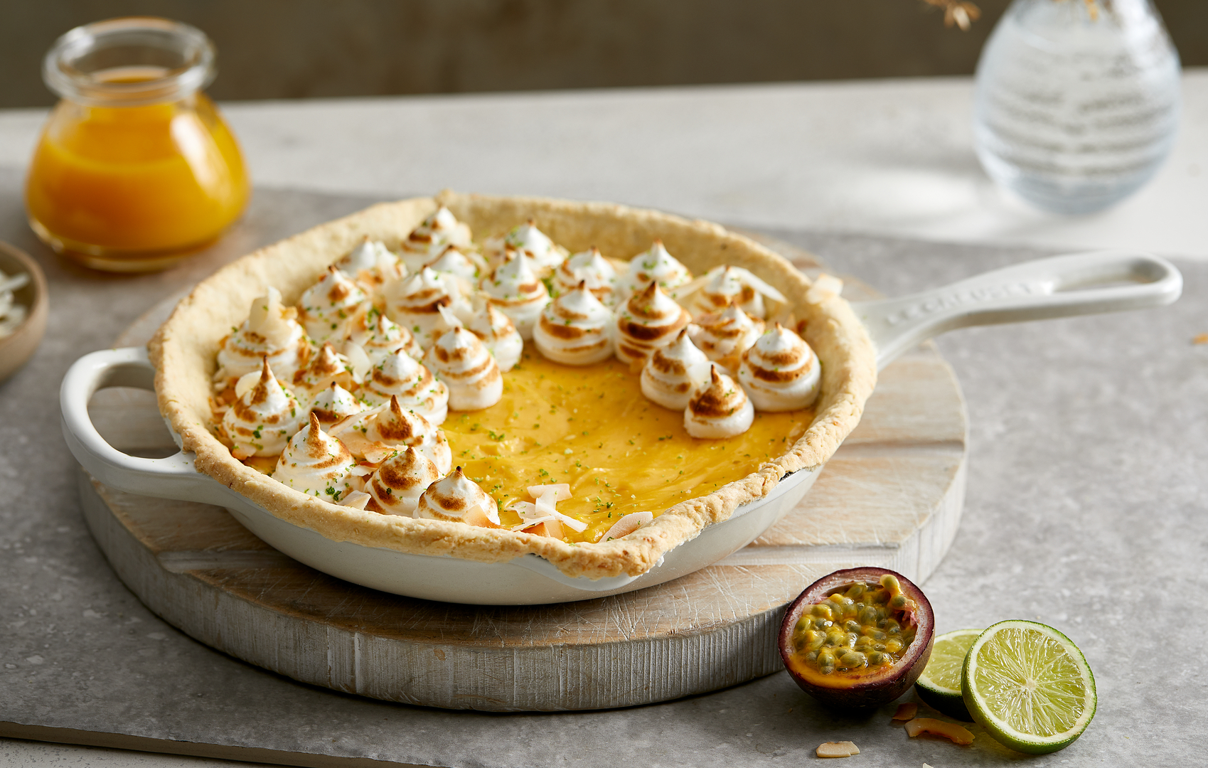 Recipe: Tarta de crema tropical con besitos de merengue y coco tostado